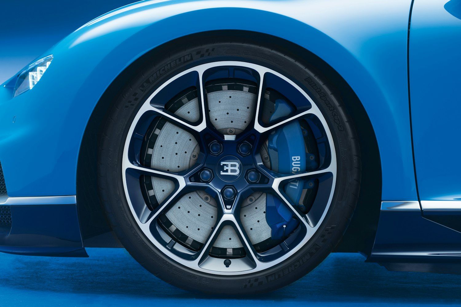Compare the Bugatti Chiron and Bugatti Veyron | Expert Head-to-Head ...